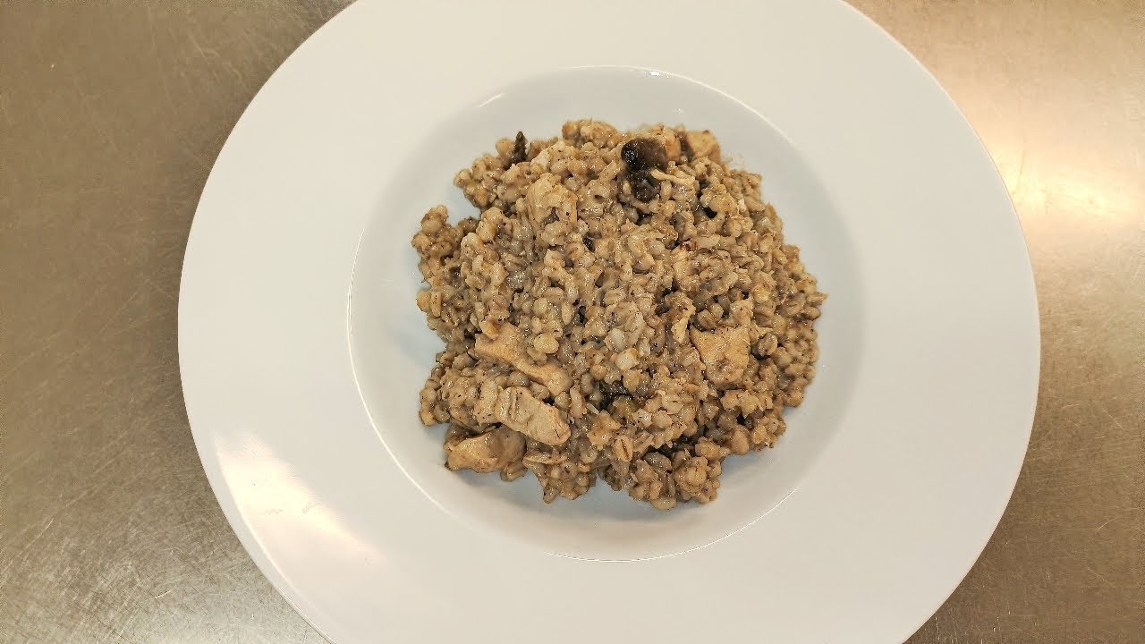Kroupoto s kuřecím masem - Groats with chicken - jak se dělá v profi ...