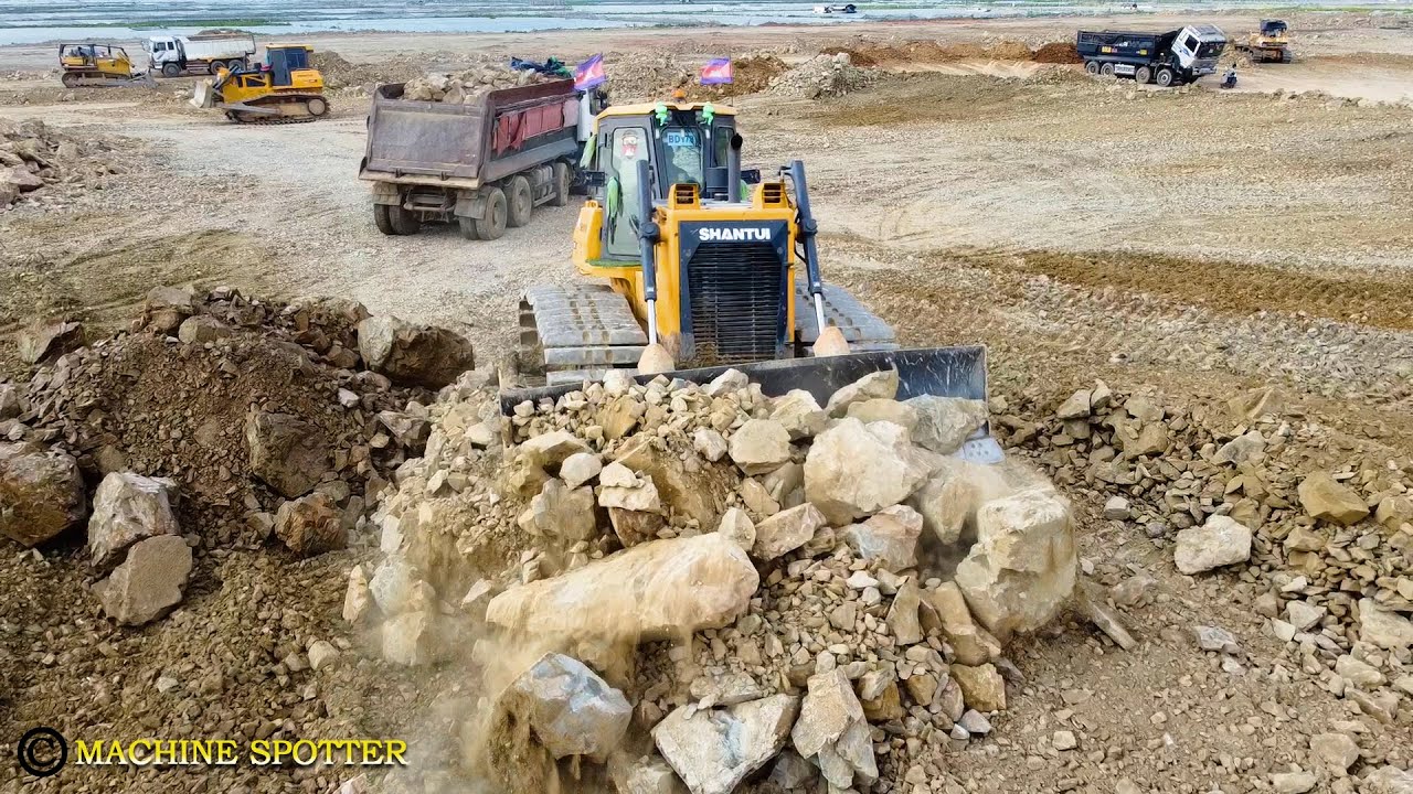 Super Powered Bulldozer Amazing Pushing Capacity High Class Huge Stone ...