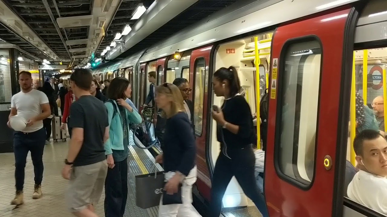 Victoria Station, Circle & District Lines. London Underground tube ...
