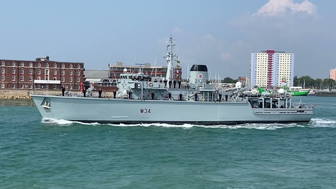 HMS Middleton sailing on deployment to the Gulf - YouTube