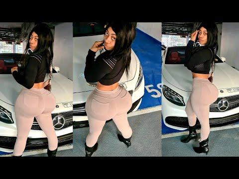 Naya Thompsonss  Instagram model with her thick body