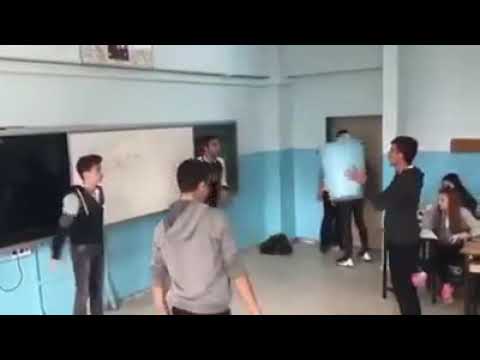 Liseli gençler yerinde durmuyor 😂😂😂