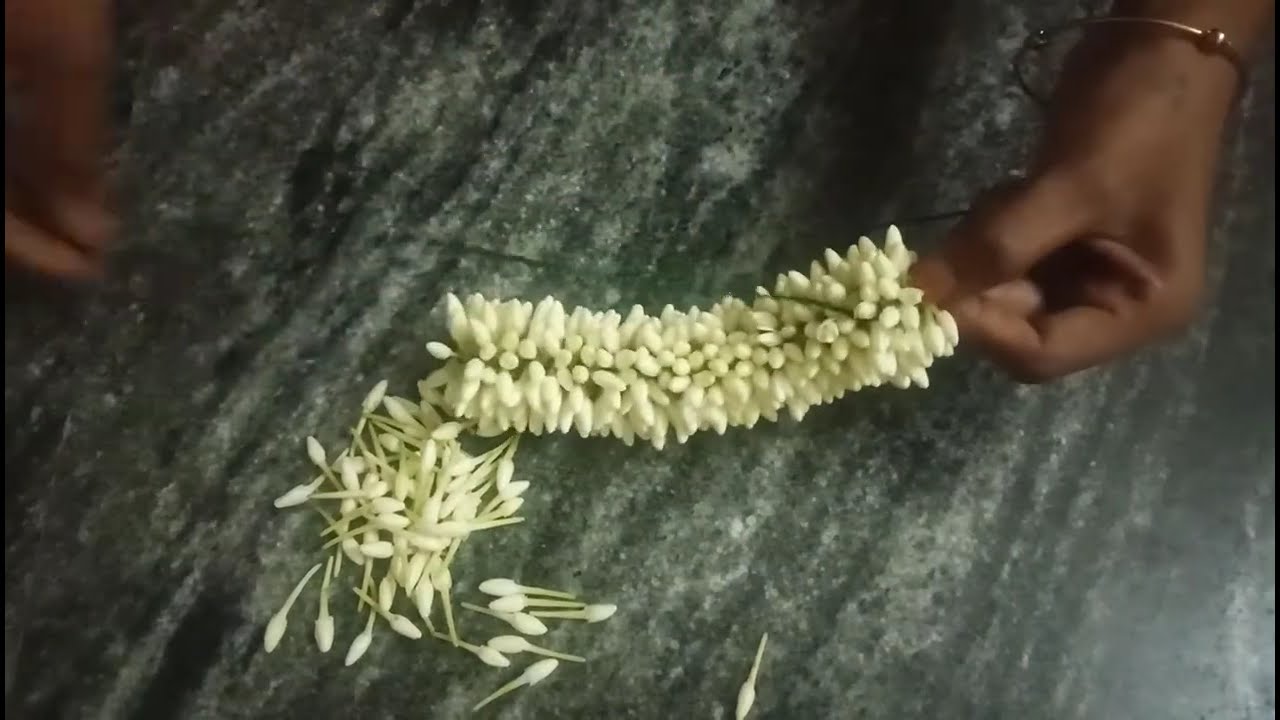 முல்லை பூ மாலை கட்டுவது எப்படி?//How to string mullai poo garland - YouTube