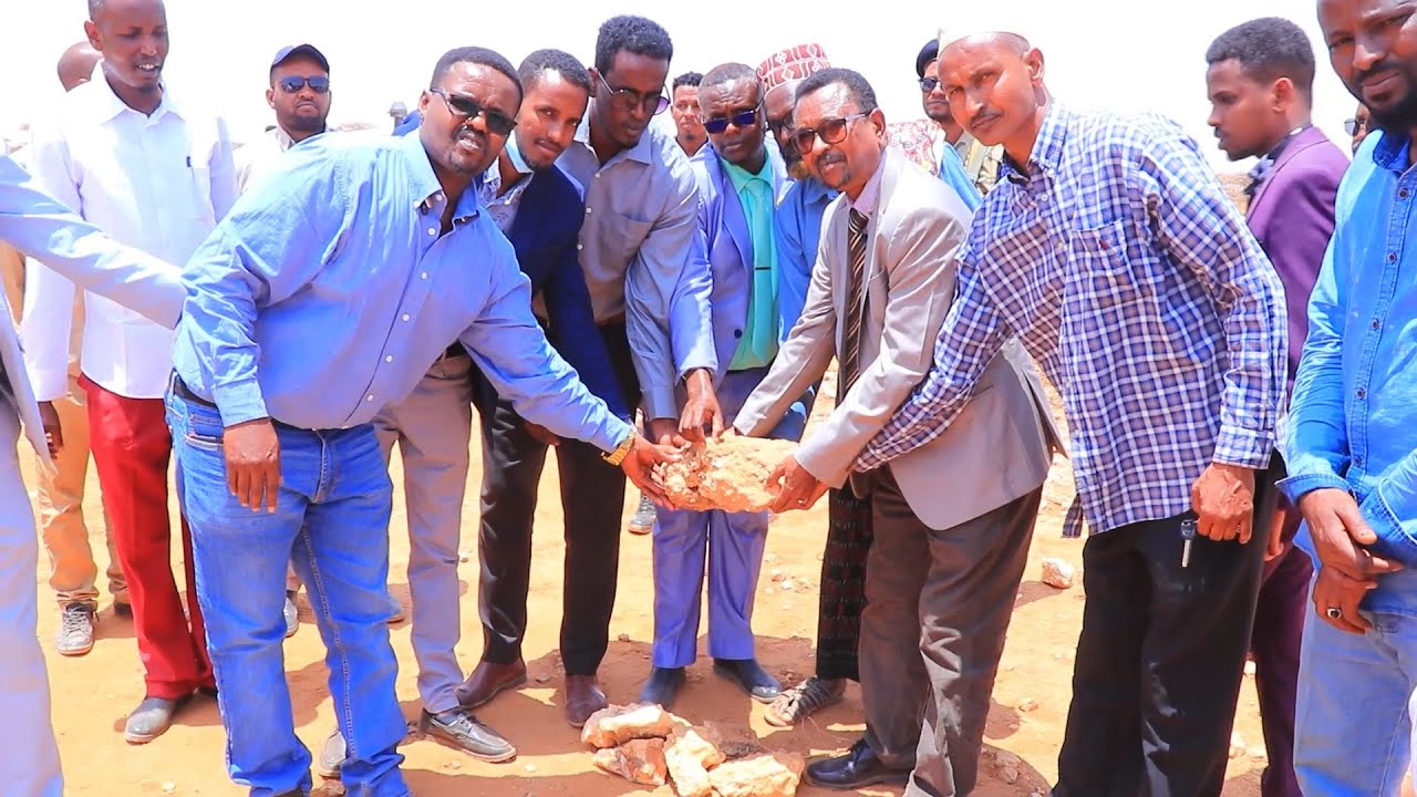 Wasiirka Beeraha Somaliland Ayaa Dhagax Dhigey Xarunta Wasaarada ...