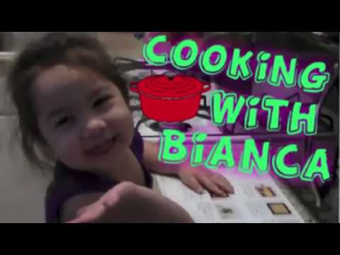 Bianca Pretend Play Cooking Chicken Pesto - YouTube