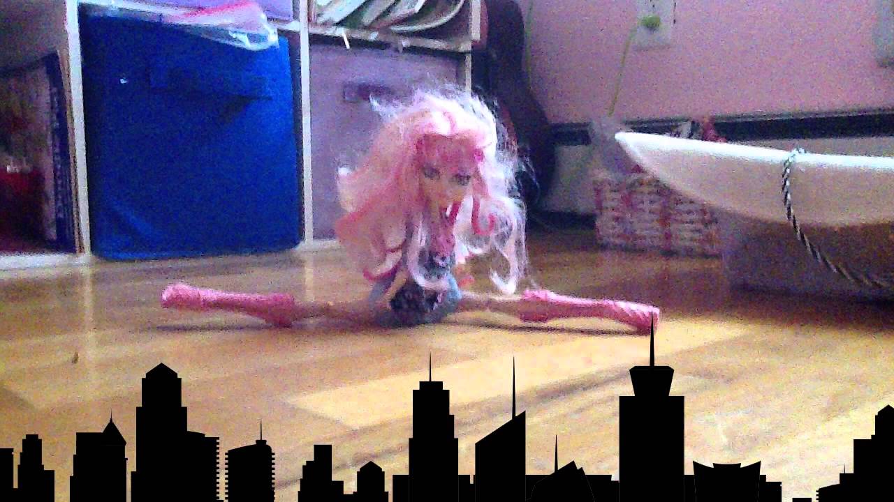 Dolls doing splits - YouTube