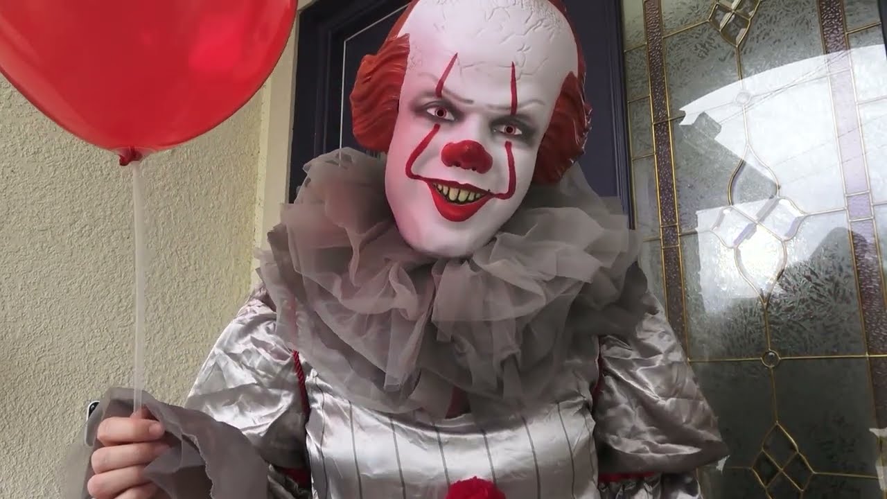 PENNYWISE THE DANCING IT CLOWN VS Thumbs Up Family - YouTube