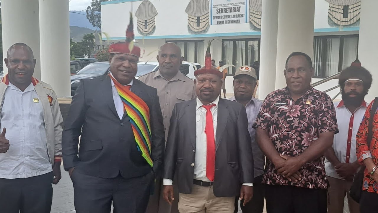 Sah, Athenius Murib - Rony Elopere Pimpin Jayawijaya - YouTube