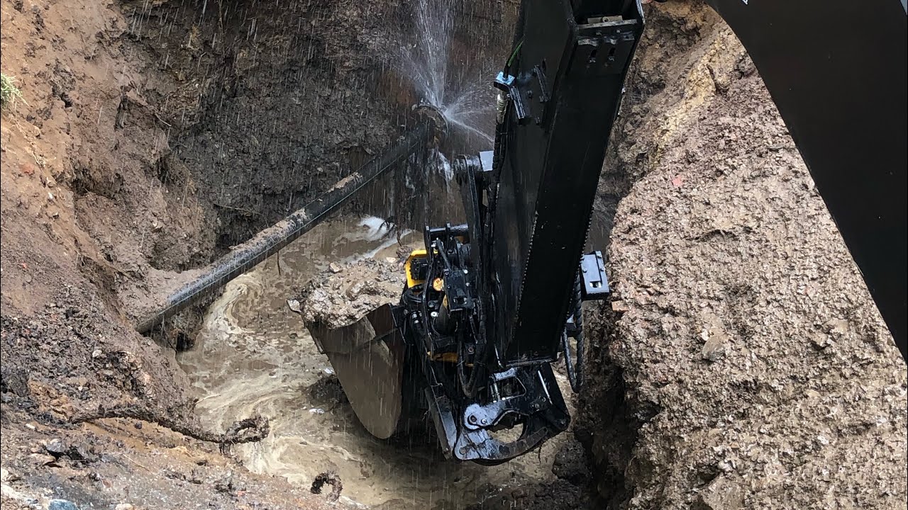 Cat 442E Engcon ec209 [sewer excavation] - YouTube