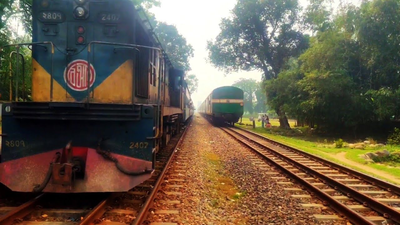 Panchagarh Express passing through Kismat Station - YouTube