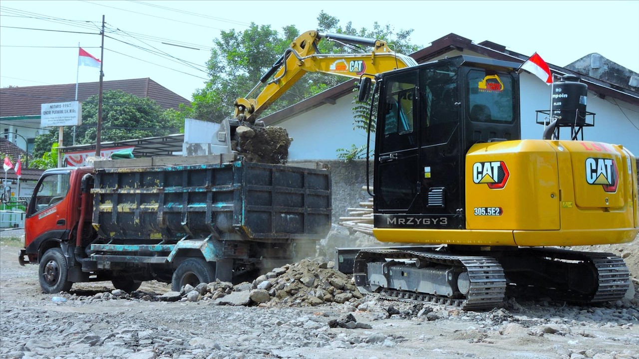 AKSI GESIT !! Beko Excavator CAT Memuat Galian Tanah Ke Truk Dump - YouTube