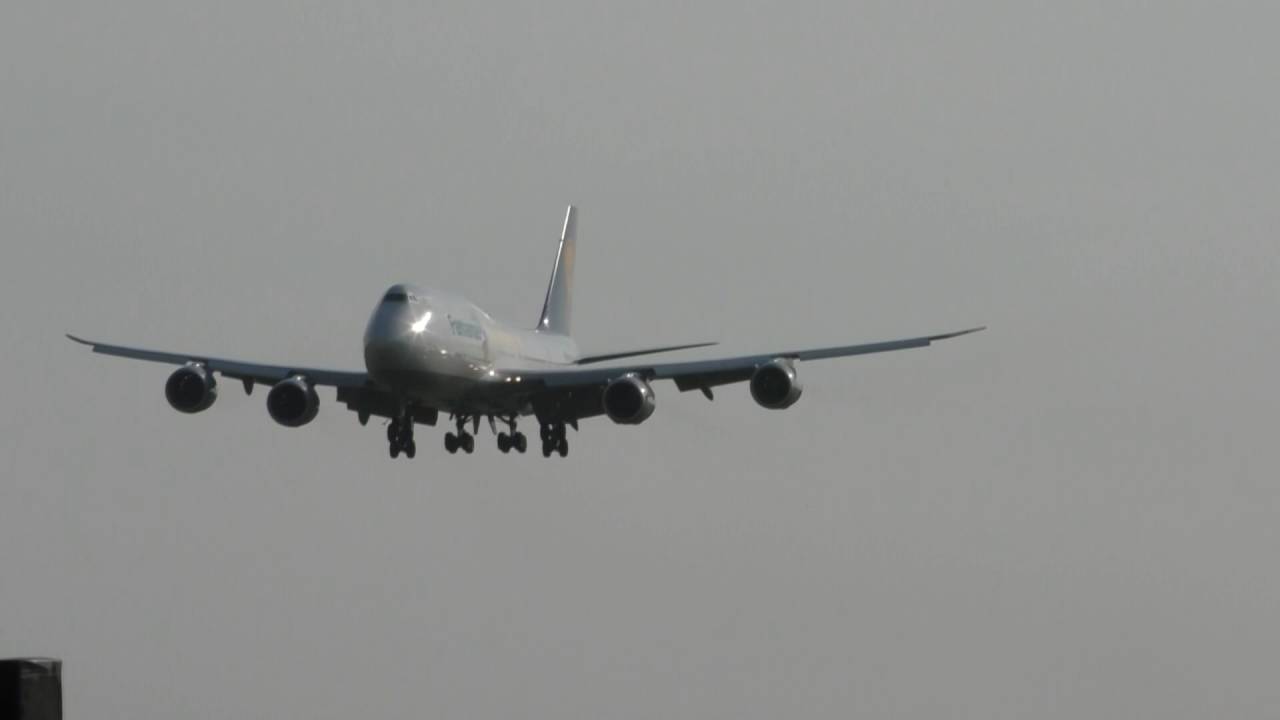 Extreme Low pass Lufthansa 747-8! Departure from ILA 2016 - YouTube