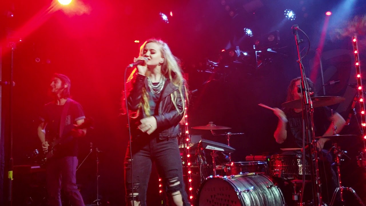 Jule Vera Running Live - YouTube