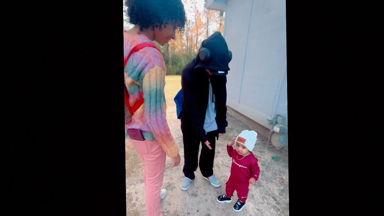 Baby high-fiving the big sibling. Bebé dando cinco con su ermanos ...