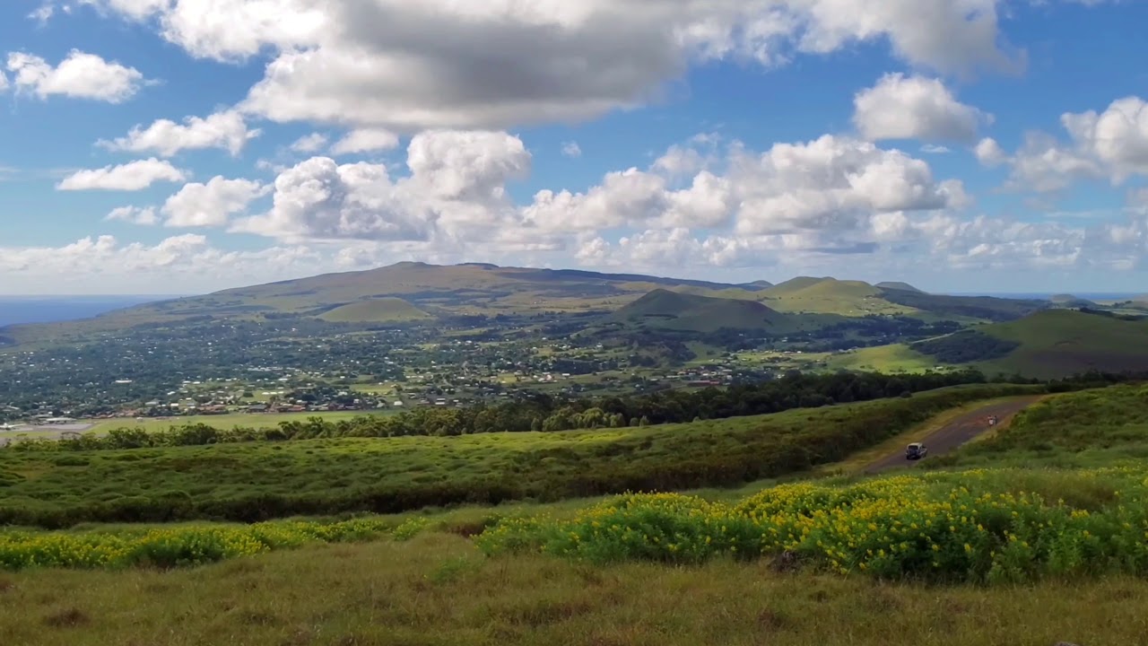 Vista de Hanga Roa desde mirador del Rano Kau - Rapa Nui - Easter ...