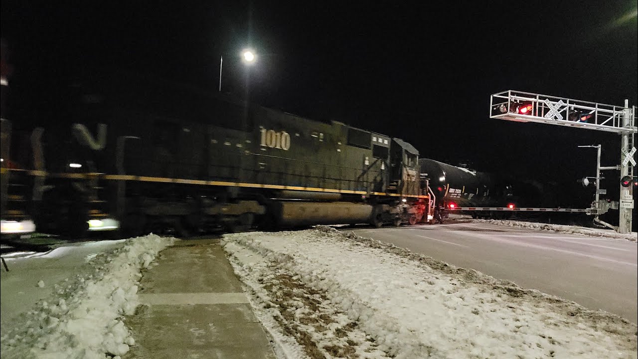 CN 1004, IC 1010 leading M338 - YouTube