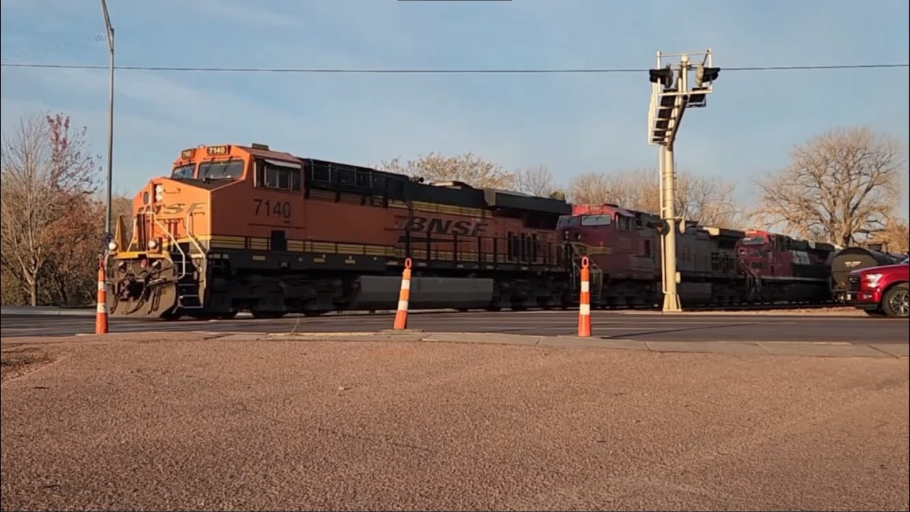 11-4-23 - BNSF 7140 in Sioux Falls and Canton, SD - YouTube