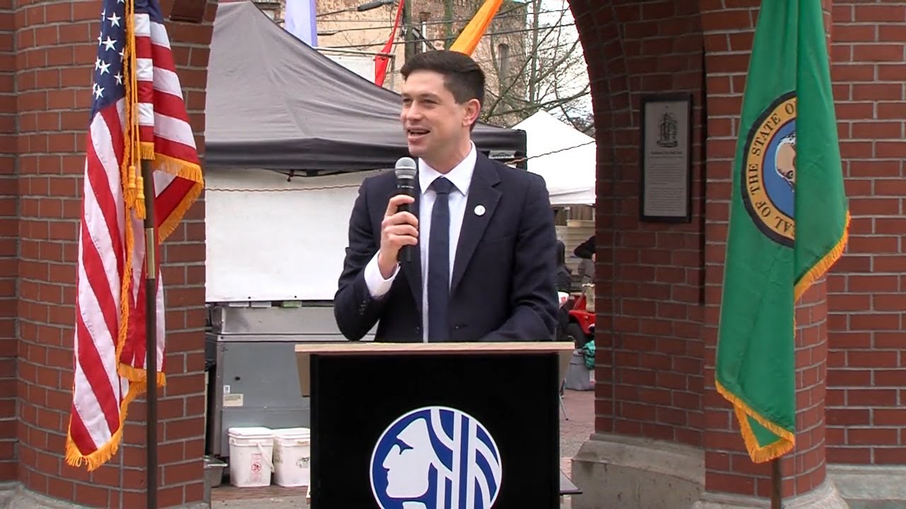 Councilmember-elect Dan Strauss takes oath in Ballard - YouTube