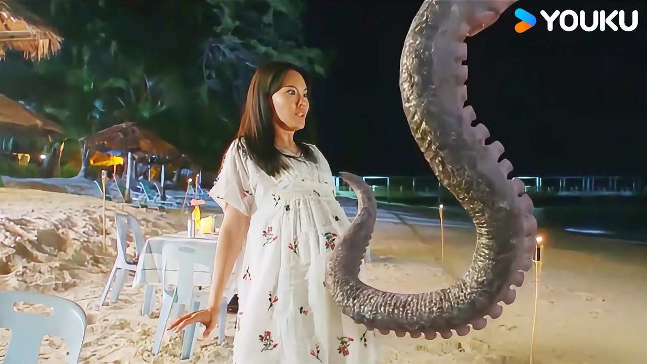 The big octopus passed by the pregnant woman but didn't harm her | Big ...