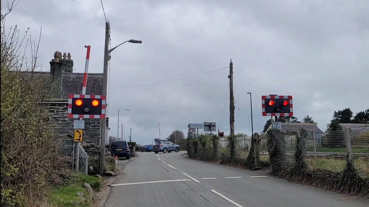 Harlech Morfa Level Crossing - YouTube