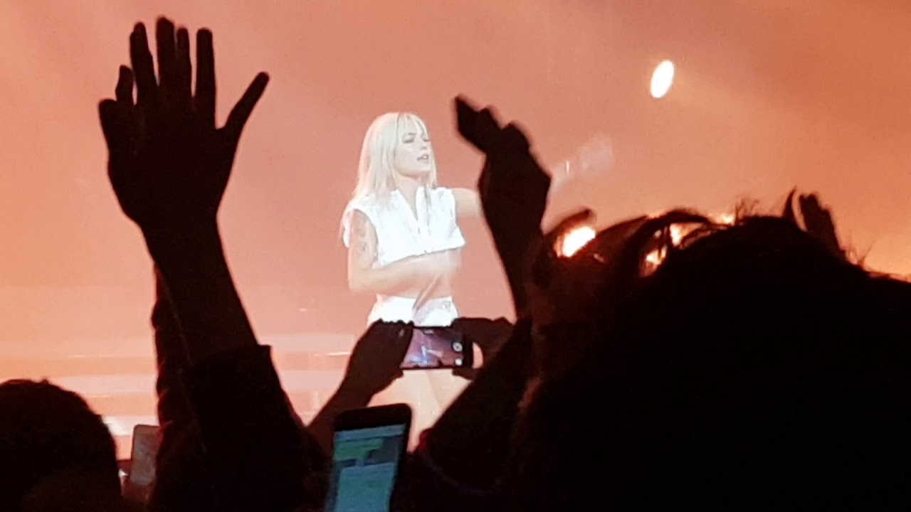 Halsey - Alone ( Live HFK Tour Chile) - YouTube