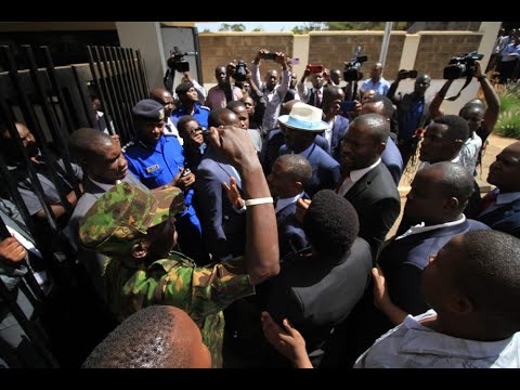 FUMED RAILA ODINGA ABOUT TO SLAPPED POLICE AT JIMMY WANJIGI GATE AFTER ...