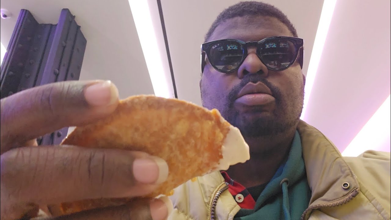 Let's try the Cheesy Chicken Crispinada at Taco Bell! - YouTube