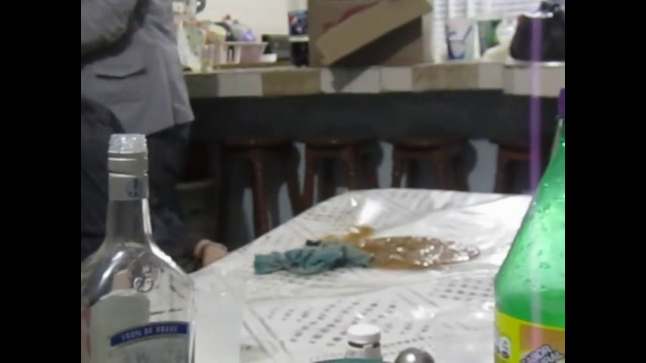 Borracho se vomita y luego cae en su vomito - YouTube