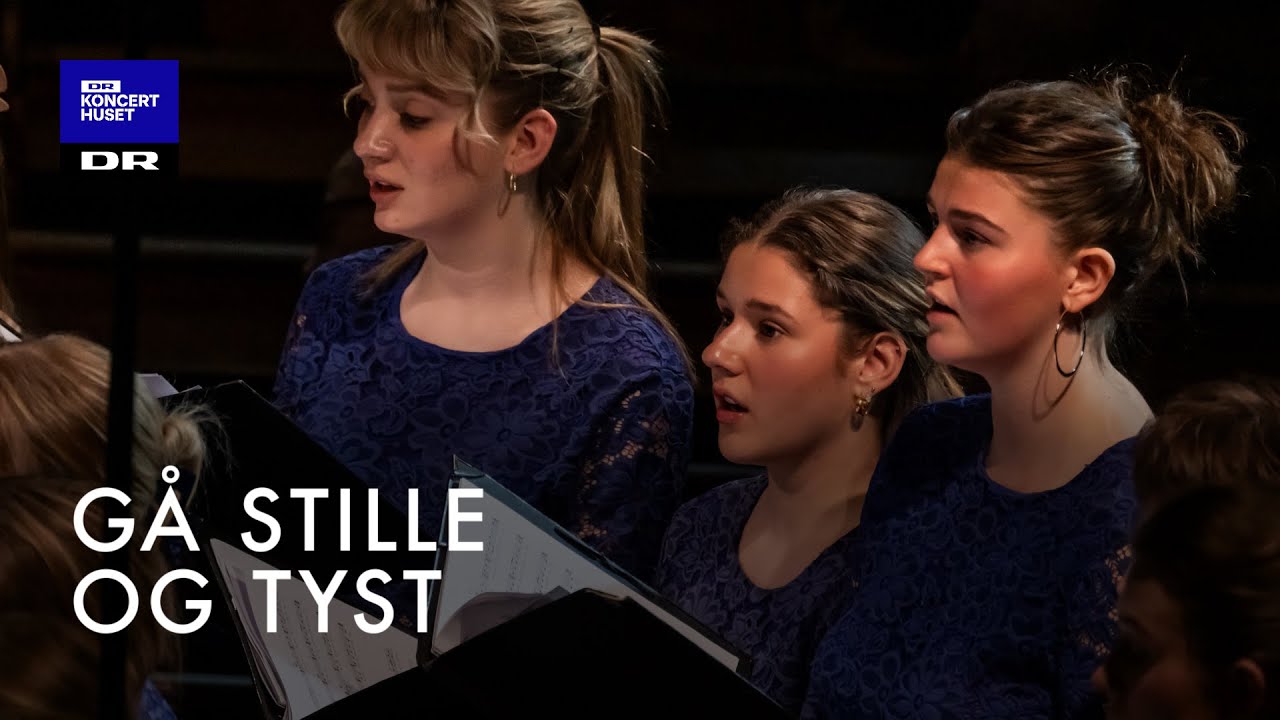 Gå stille og tyst // DR Pigekoret (LIVE) - YouTube