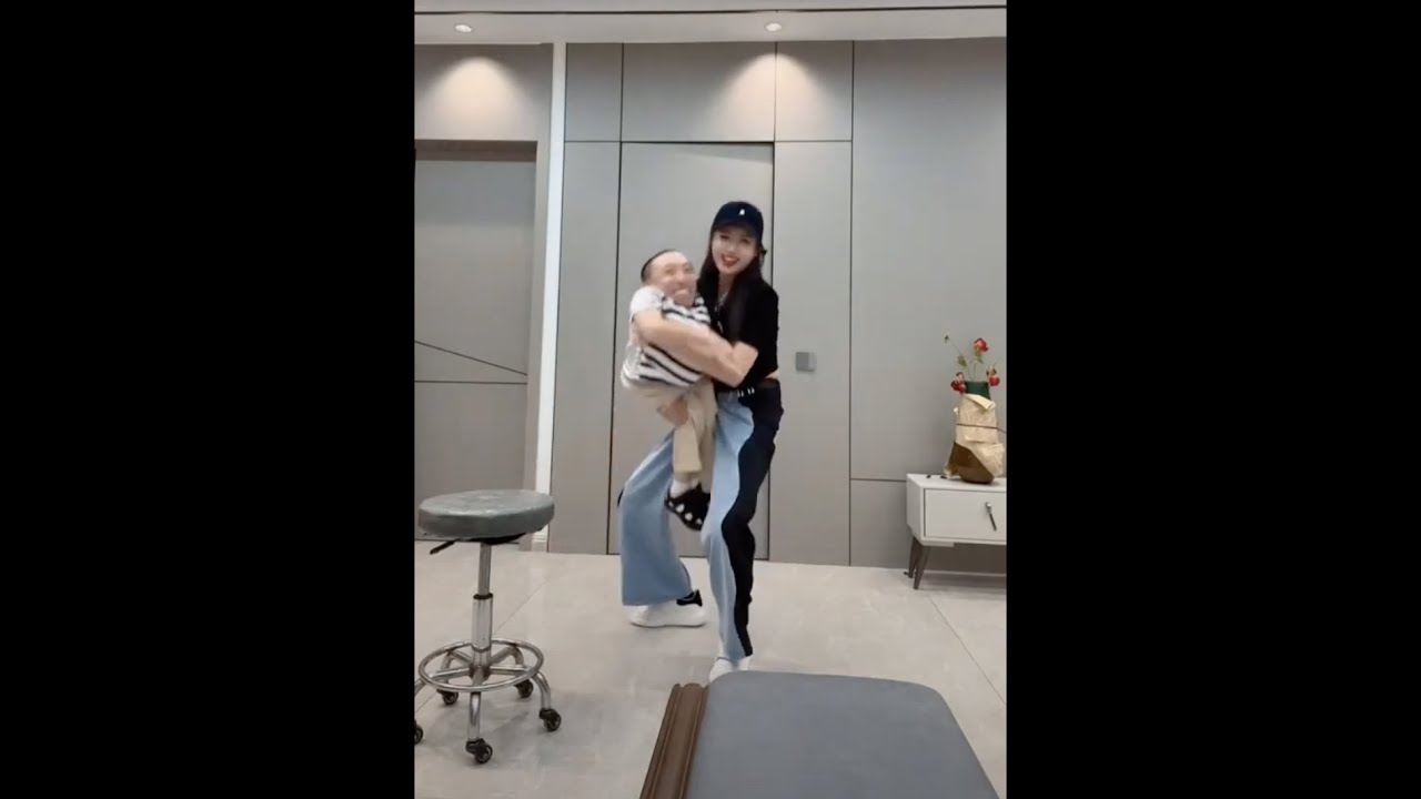 The tall woman lifts short man - YouTube