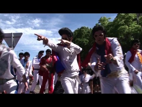 Perruques et strass pour fêter Elvis dans un village australien