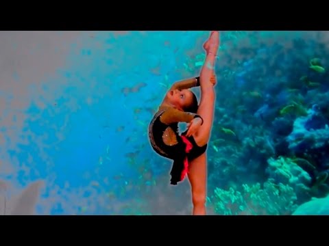 Amazing Contortion Girls: On Stage And Even Under Heavy Rain!