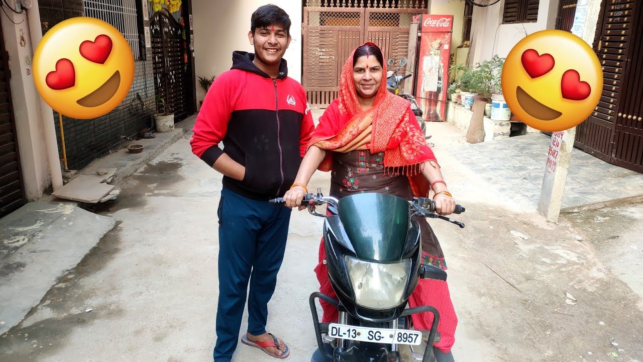 AAJ MUMMY BIKE CHALANA CHAHTI HAIN VLOG 🤩| MUMMY DRIVING BIKE FIRST ...