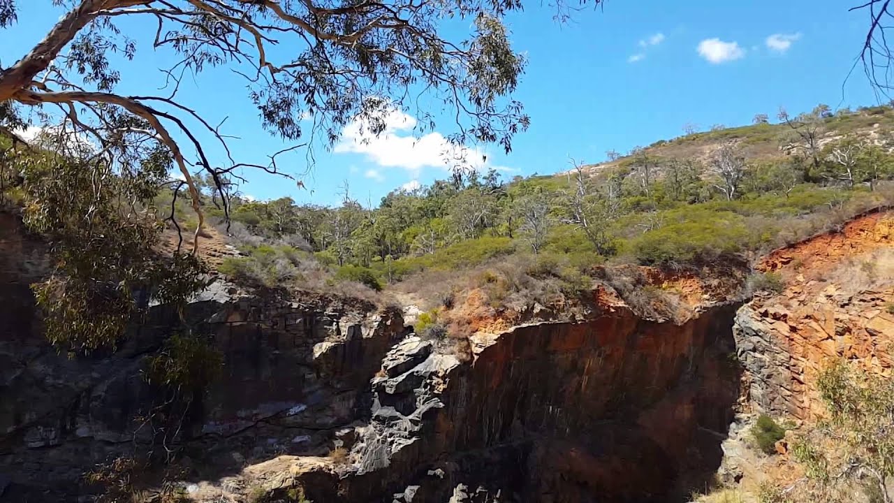 Odd "creature" filmed at Barrington Quarry in Western Australia. - YouTube