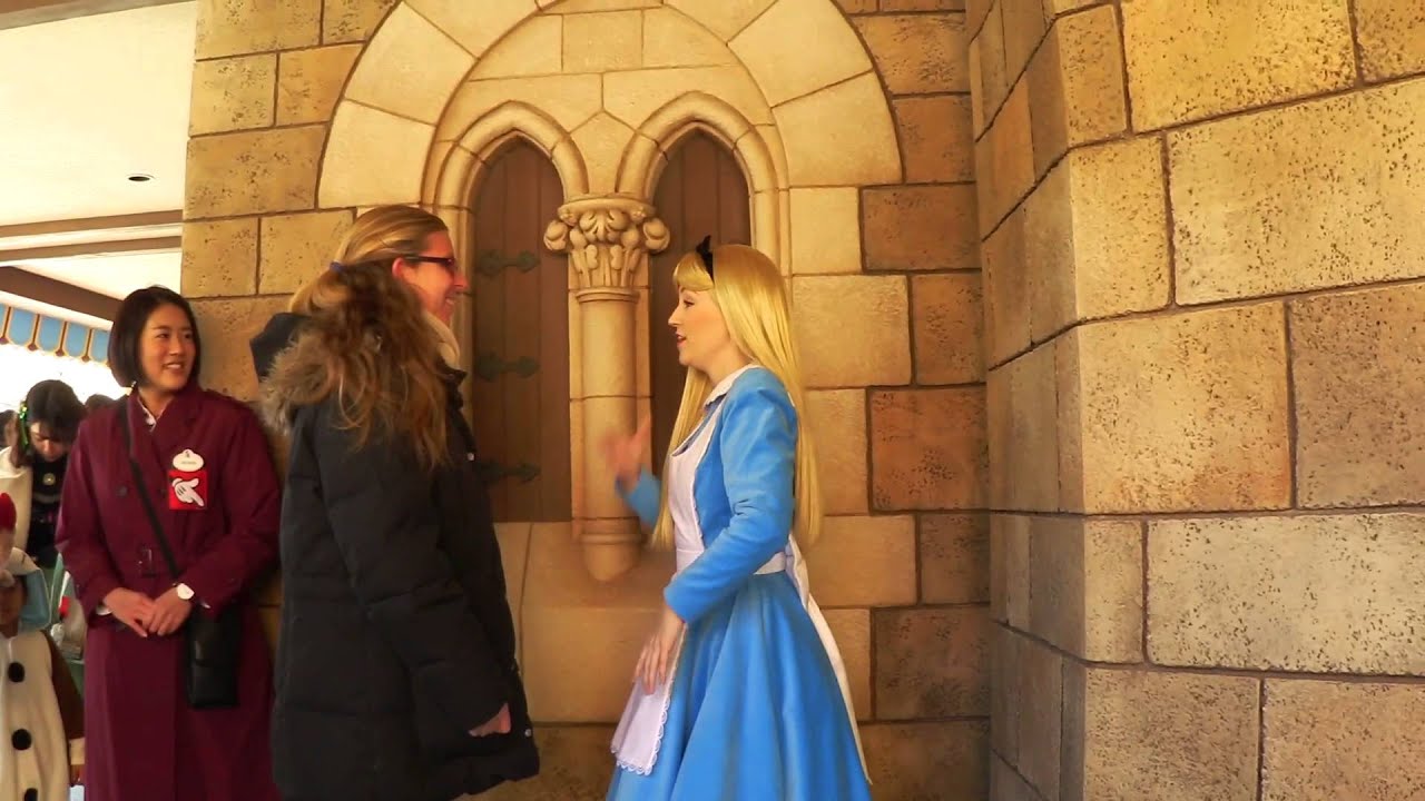 Meeting Alice in Wonderland in Tokyo Disneyland - YouTube
