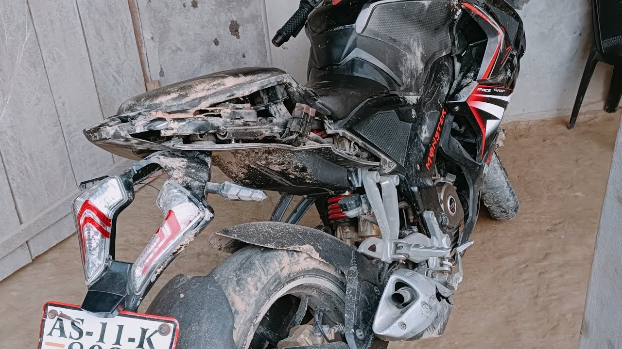 Bajaj rs 200 accident video. how to bike accident. - YouTube