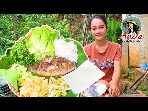 Beautyfull girl cooking grilled fish with noodles and bananas - Vietnamese cuisine