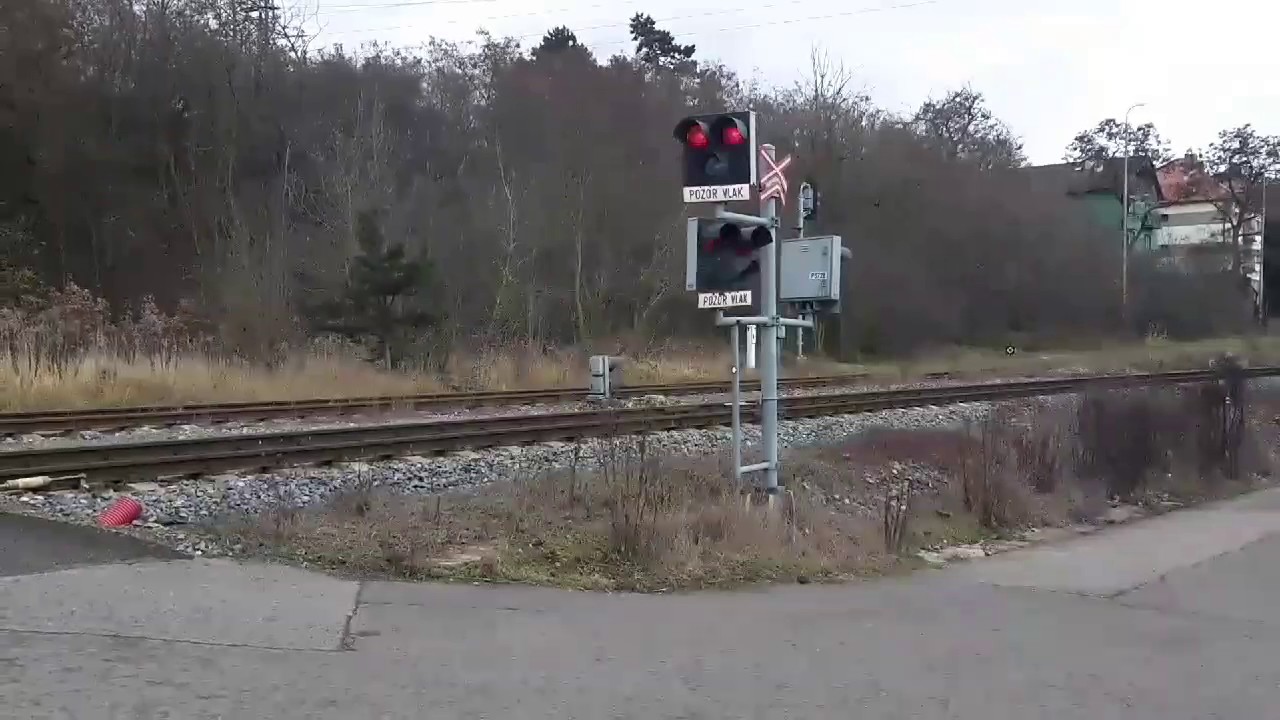 Železniční přejezd Praha-Modřany (AŽD 71) - YouTube