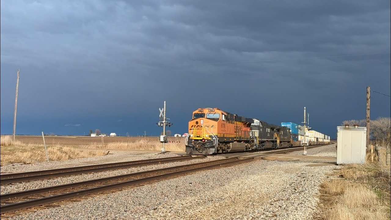 6776 leads a BNSF Intermodal out of a Storm - YouTube