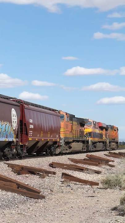BNSF 5250 EB GRAIN TRAIN MP 733 NEEDLES SUB 3-25-2023 #railfanning #bnsf #shortsoftrains - YouTube