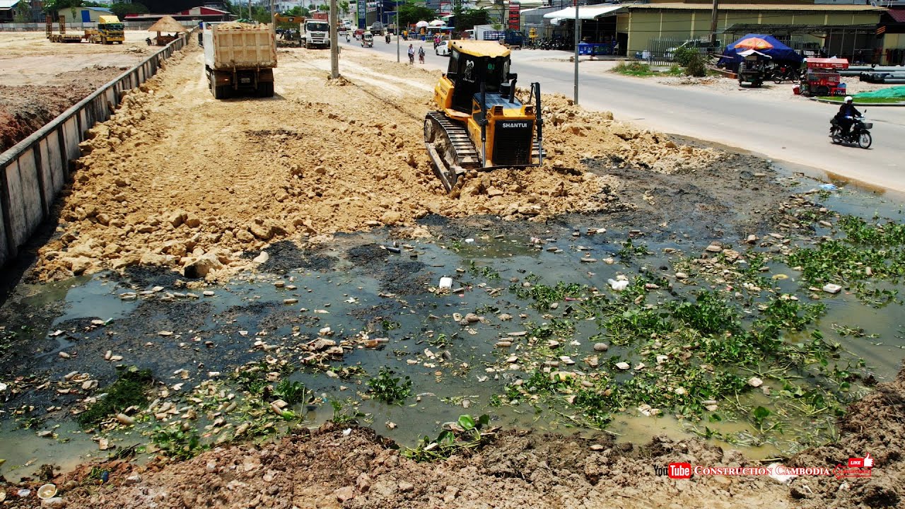 Wow! Best SHANTUI DH17 B2 Bulldozer Pushing Dirt With Dump Trucks ...