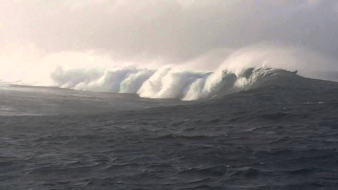 Surfing Waidroka pipe fiji - YouTube