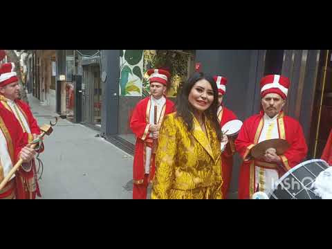 Ünlü Şarkıcı Ebru Polat Nişantaşı'ndaki Güzellik Merkezini Mehter Marşıyla Açtı