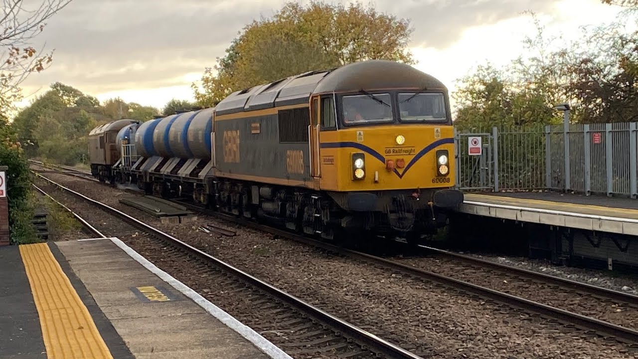 Under pressure! “Richard Howe” 69008 leads 3J41 & “The Railway Observer ...