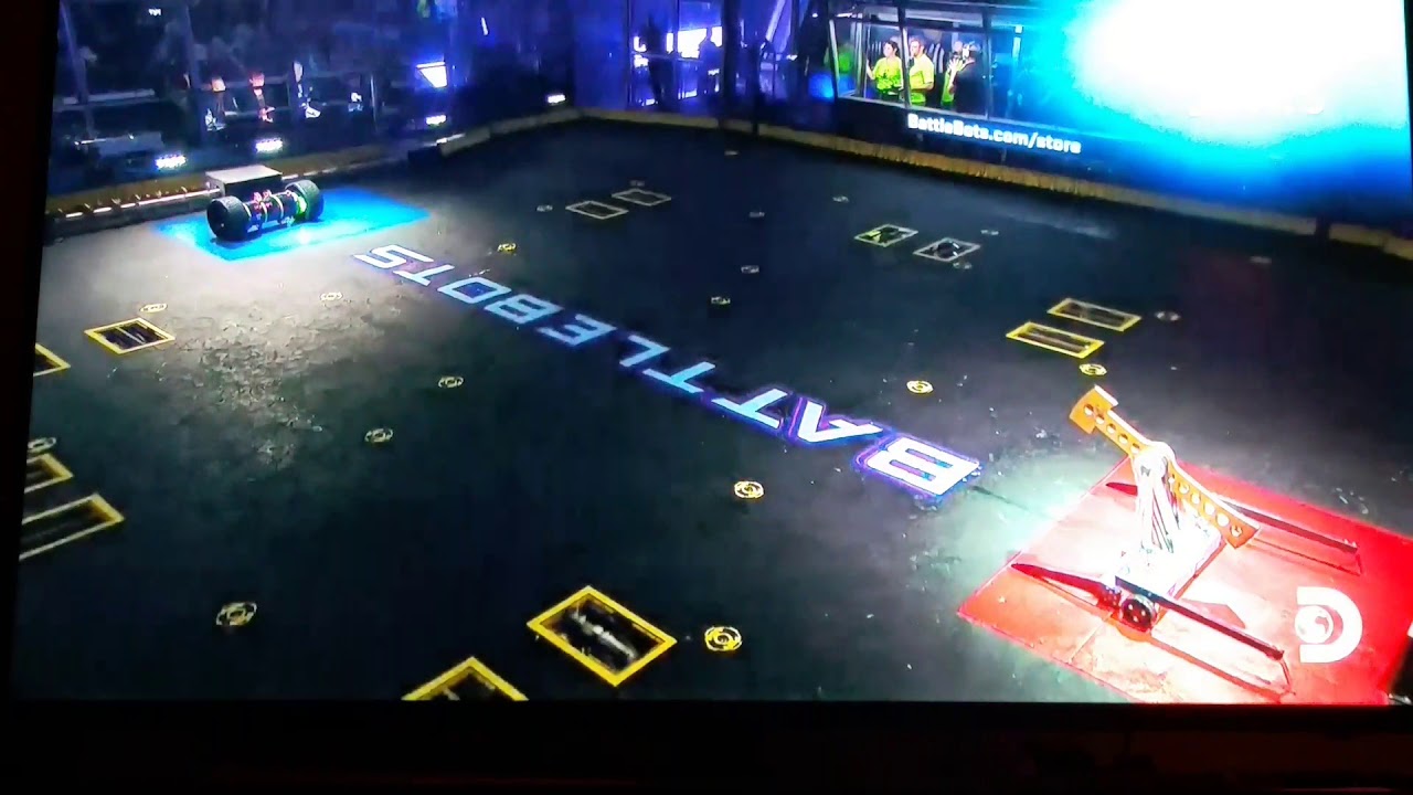 BATTLEBOTS - S4E8: Deep 6 vs Axe Backwards - YouTube