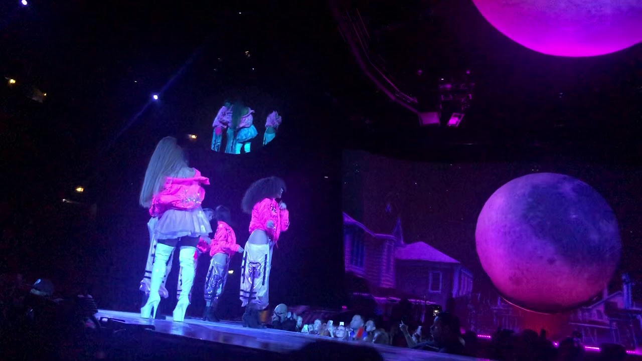 Ariana Grande - 7 Rings - Live in Helsinki - YouTube