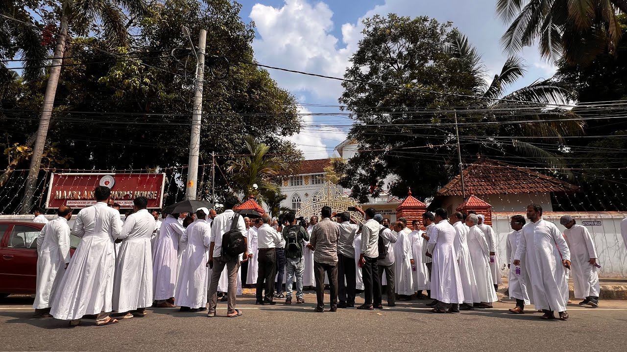 എറണാകുളത്ത് അനീതിക്കെതിരെ വൈദികരുടെ നിൽപ് സമരം - YouTube