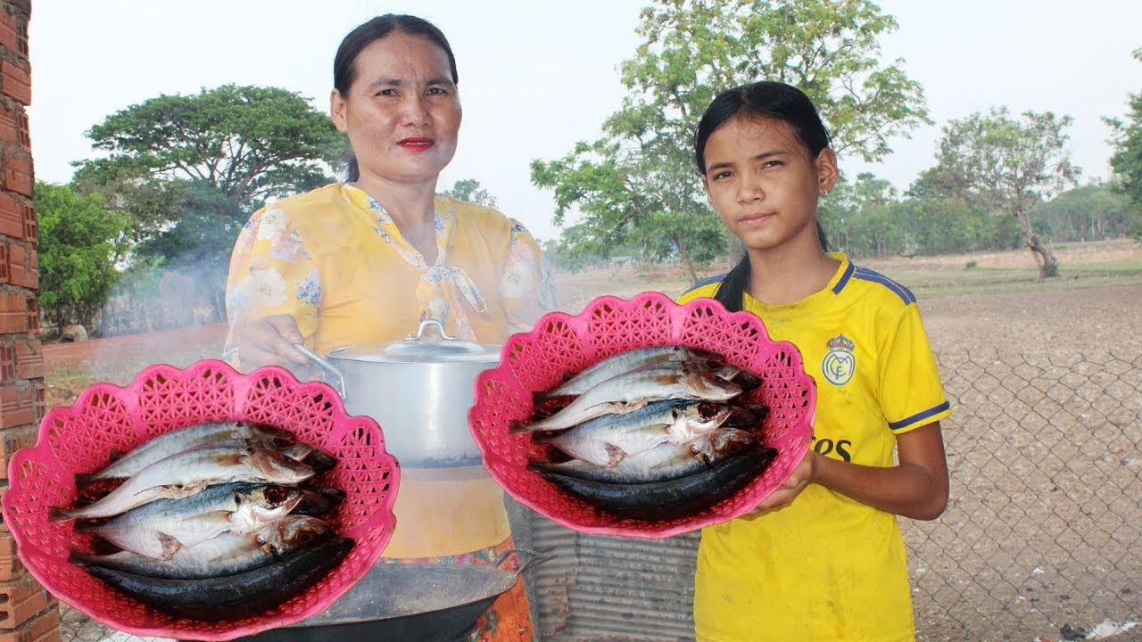 Phally Rural Food : Cooking sea fish Traditional style spicy taste ...