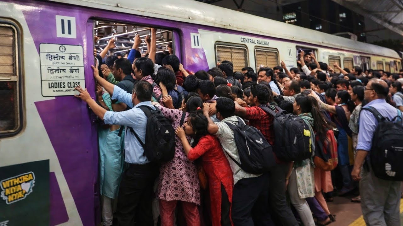 Itna Crowd 😳 Mumbai Local me chadne ke liye public ho gayi BEKABOO ...