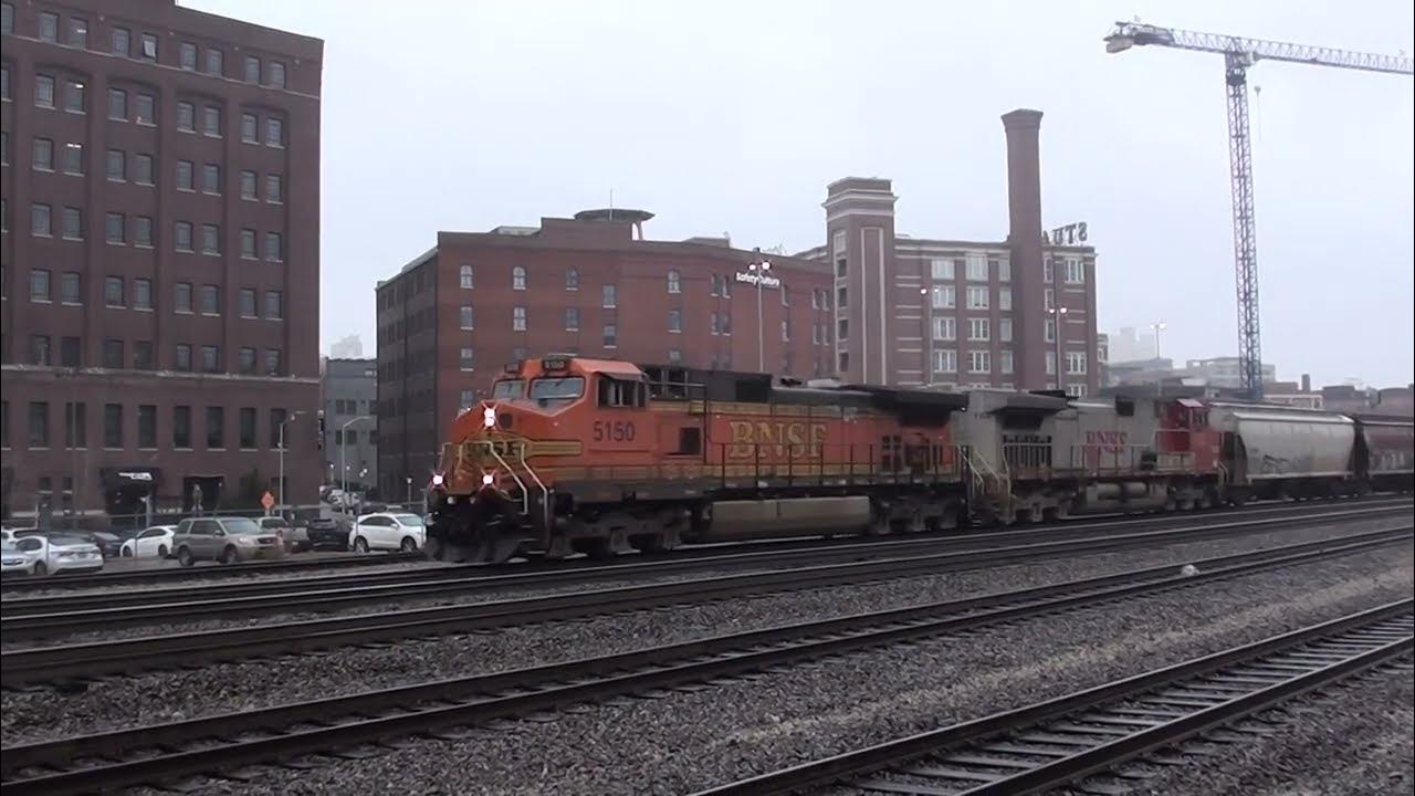 BNSF #5150 Leads WB Grain Train with BNSF Warbonnet. Kansas City, MO 12/16/23 - YouTube